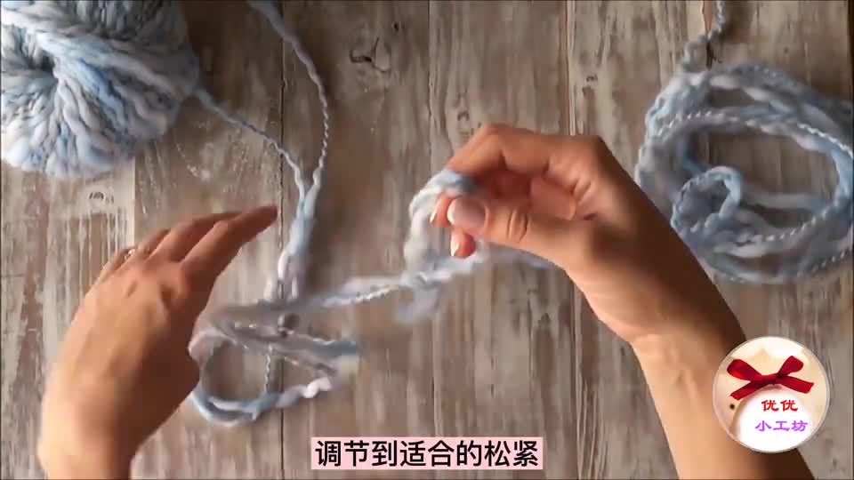 把毛线缠在手腕上,教你不寻常的编围巾方法,2分钟做好,超简单