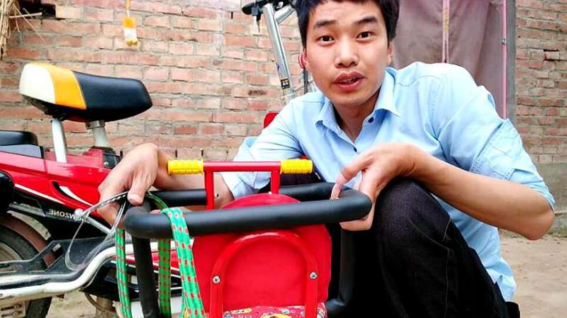 小孩在家待不住,给二轮电动车安装个这设备,出去兜风安全多了