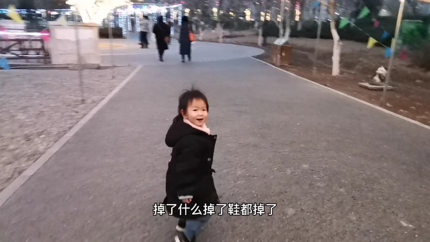 掀开羽绒服整个屁股漏在外面还在跑ߙ