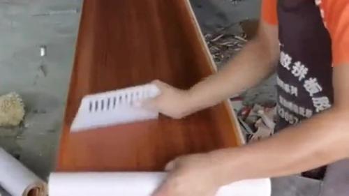 没想到看似实木的房门,居然是贴上去的,都怪我把它想象的太贵了!