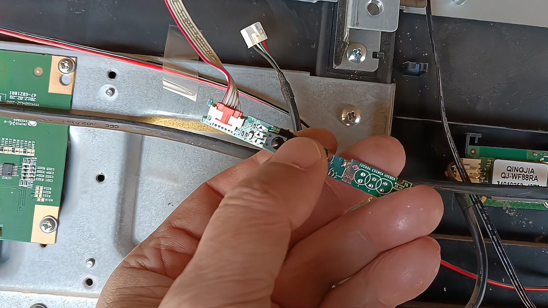 康佳LED46561AW液晶电视电源指示灯亮,按键无效不工作!