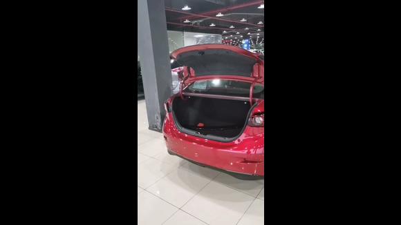 一台马自达魂动红你喜欢吗?