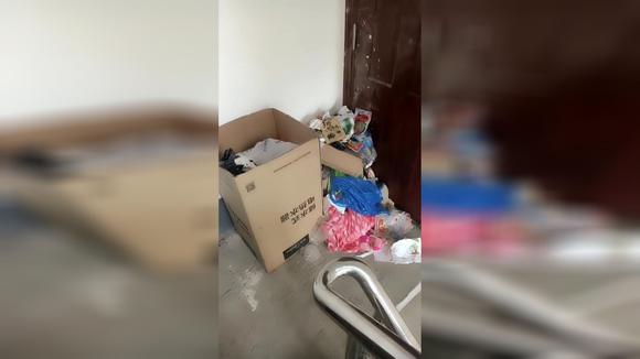 碰上这样的邻居,真是很无语啊,物业不管,找谁投诉?
