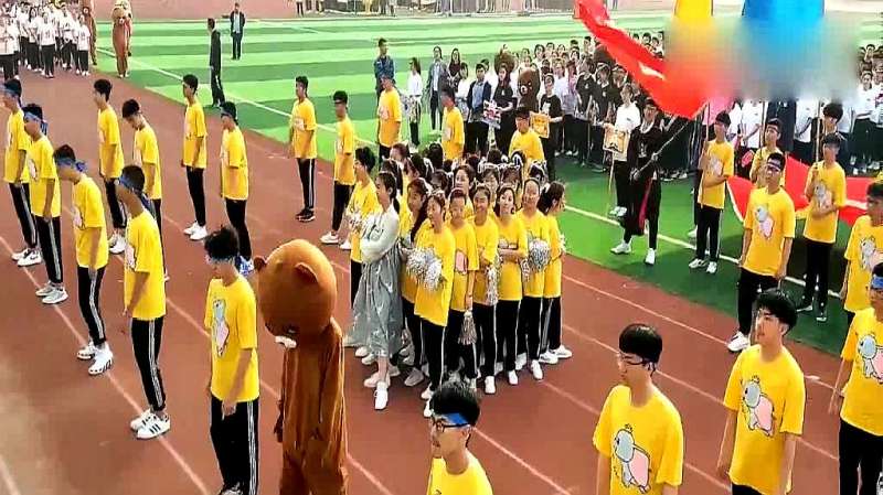 学校运动会开幕式上,学生们跳的舞蹈太可爱了,活力四射!
