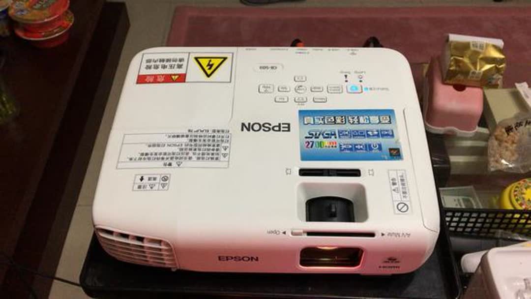 实拍灯泡才用19小时亮瞎眼带高清接口爱普生S03 投影仪投影机