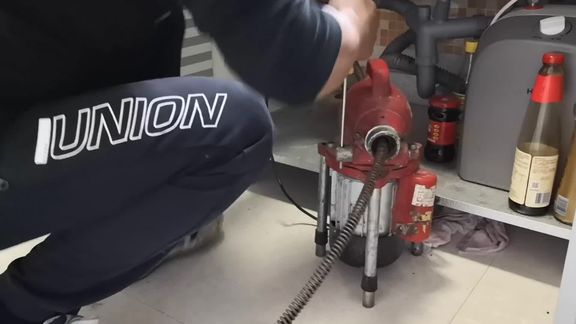 厨房下水管道疏通,买房时注意,底楼管道单独走,横管太长易堵塞