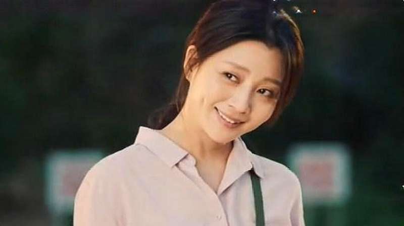 黄晓明看着睡着的殷桃心动了,殷桃邪魅一笑的小酒窝美呆了