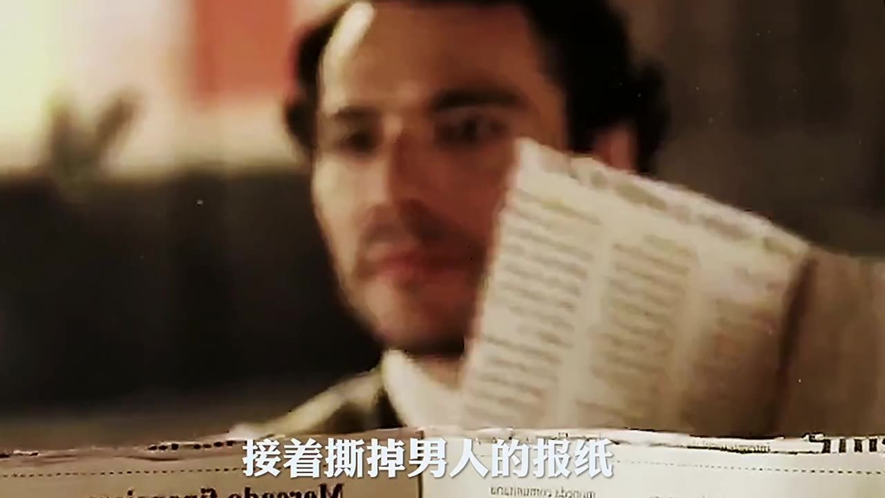 男人摇摆钟表那一刻,时间停止了