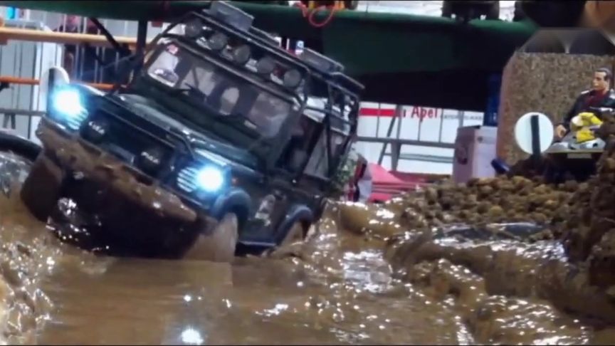 模型——威武霸气,小伙遥控驾驶越野车进淤泥