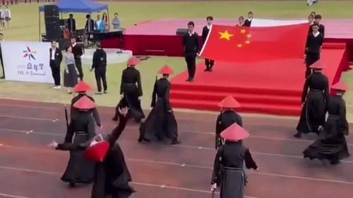 浙江宁波高校运动会开幕式彩排,学生们扮成了侍卫队,网友直呼太惊艳!