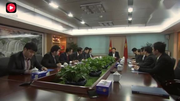 书记正在开部门会议,退休老将军进来说几句话,让在场人拍掌致敬
