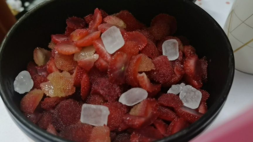 杨梅变身杨梅果酱学校的杨梅超级多吃不完就来熬果酱吧!