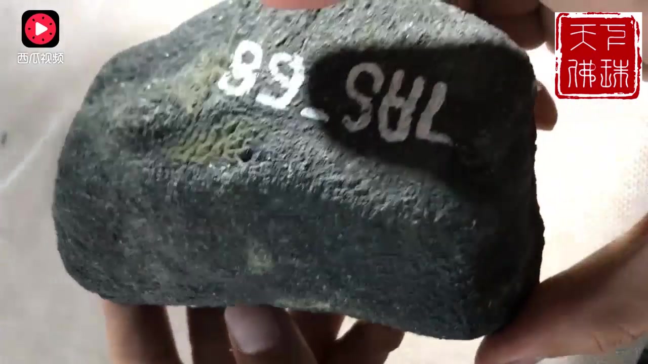 直播赌石:价值1200的翡翠原石,一刀切下去有没有意外惊喜?