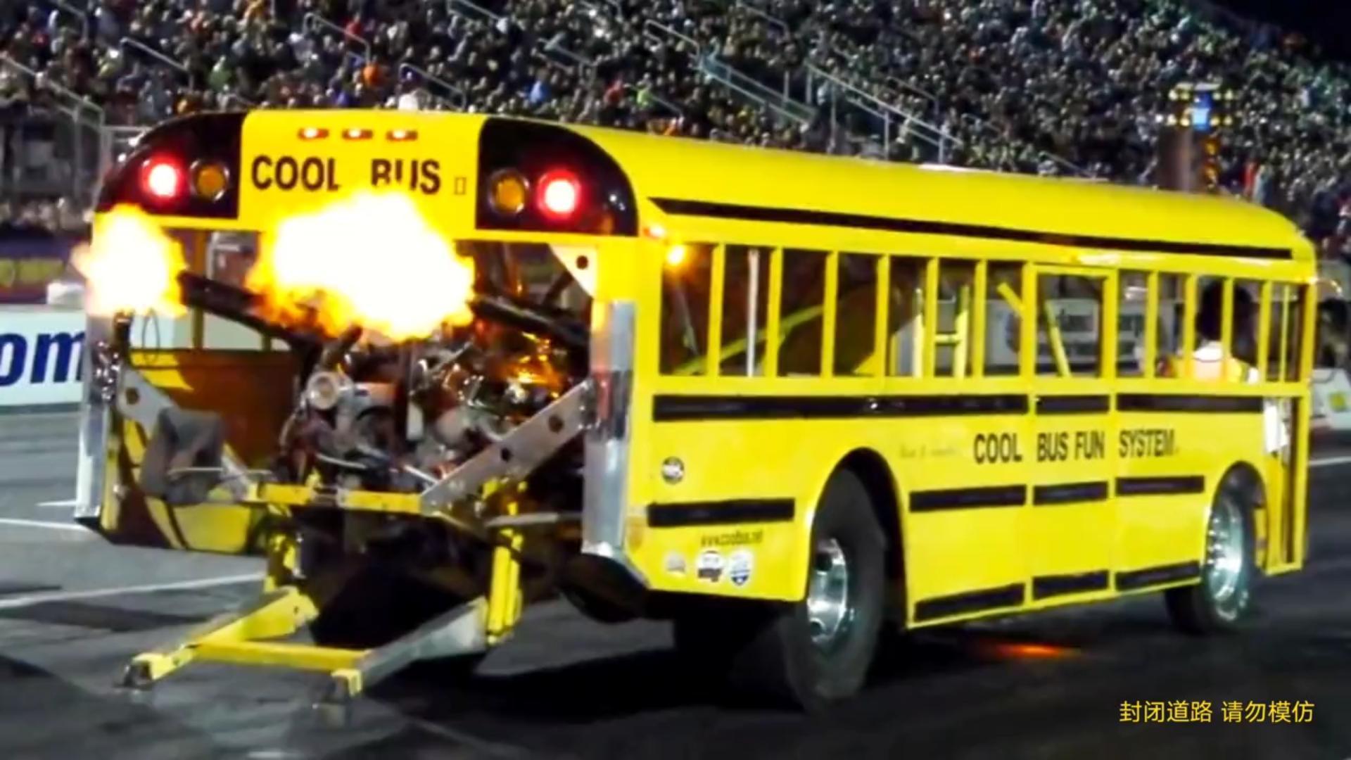 有了这辆校车以后妈妈再也不用担心孩子的上学安全问题了