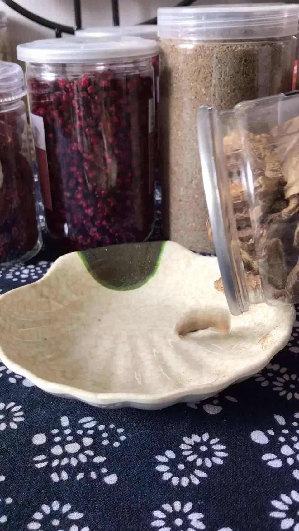 十月份采摘牛蒡 根部晒干 可以泡水喝 待茶饮用