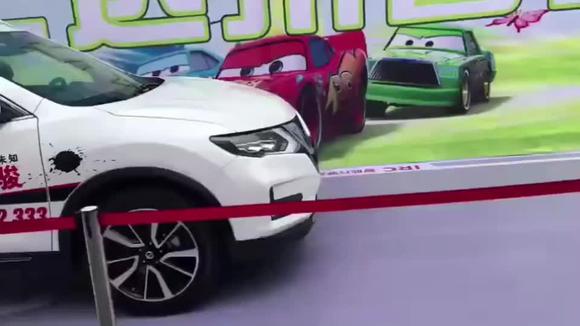 刚买的车,非得给我表演一下自动刹车