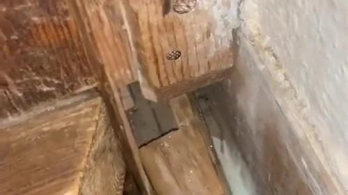 这木门的设计真是太有才了,全程不用锁头,外边的人竟然进不来?