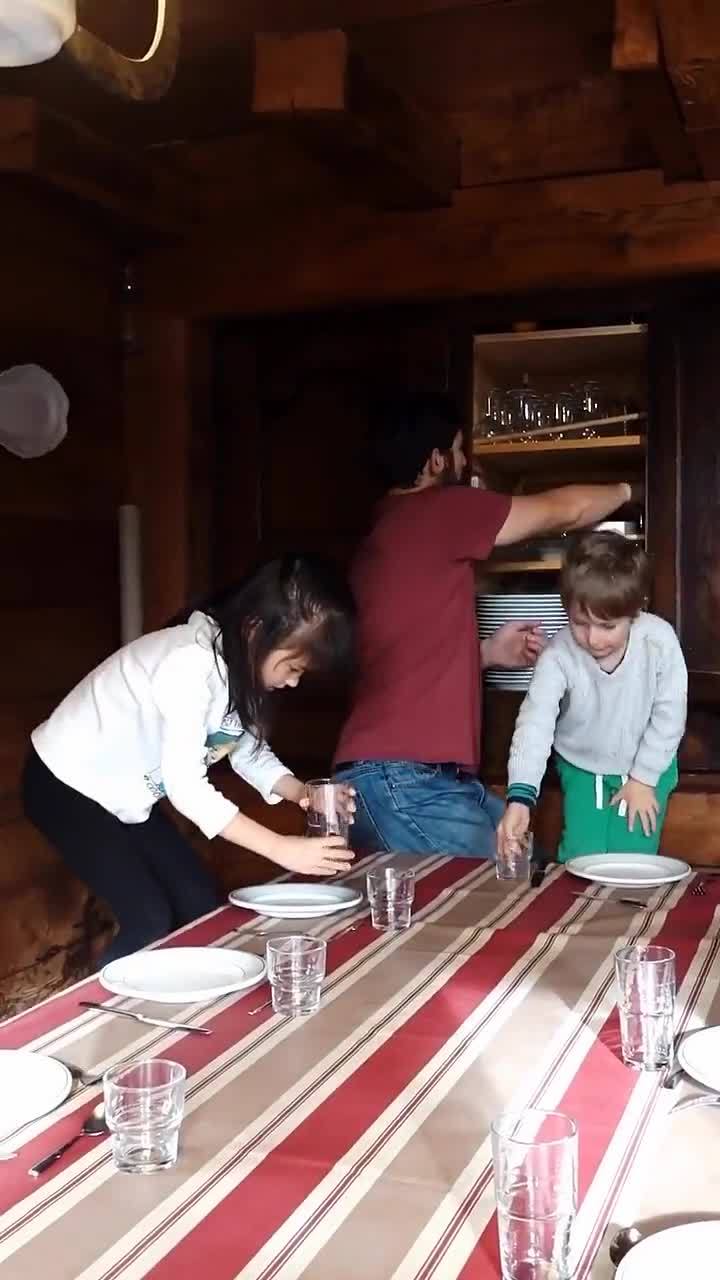 在法国每到饭点婆婆都会要求小朋友负责摆桌收盘参与家务劳动这个...