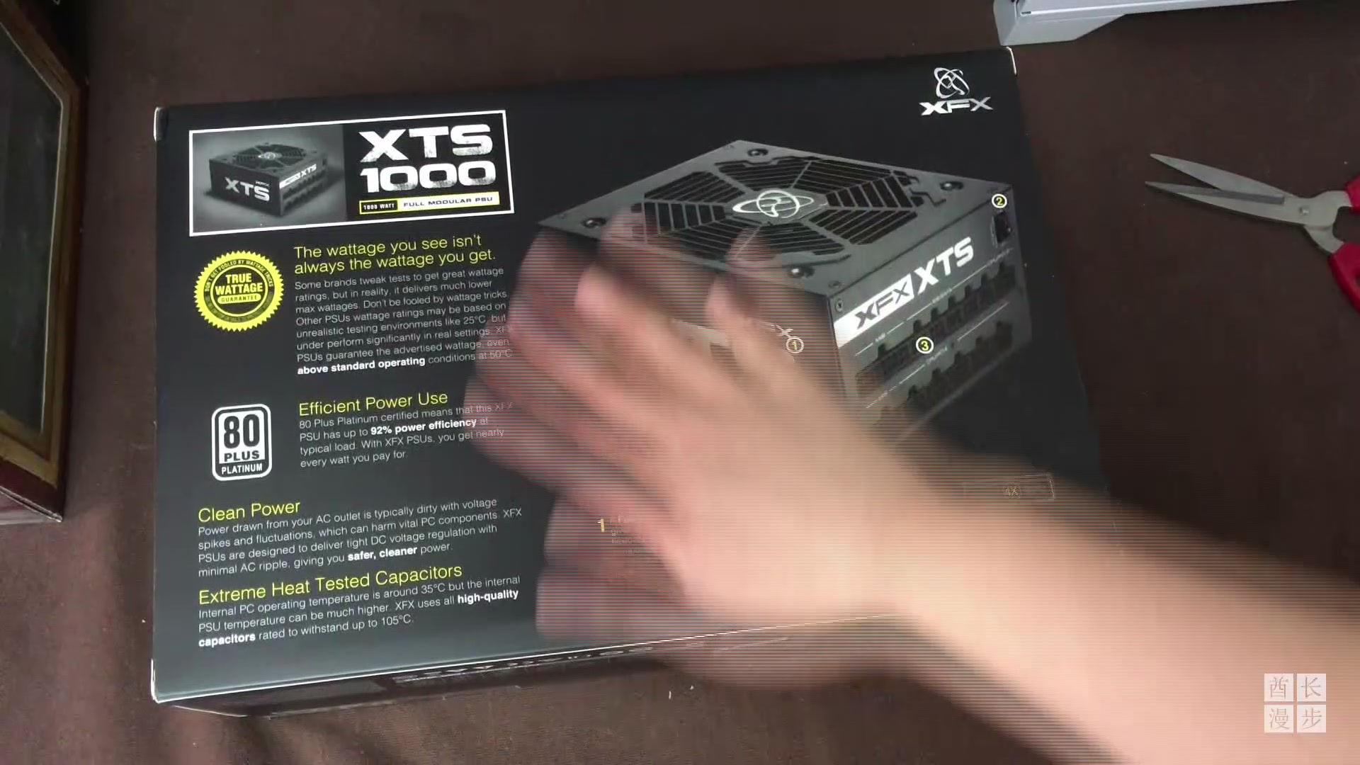 粉丝让帮装电脑结果邮寄过来一个1000瓦的“核弹”,有点战损的意思...