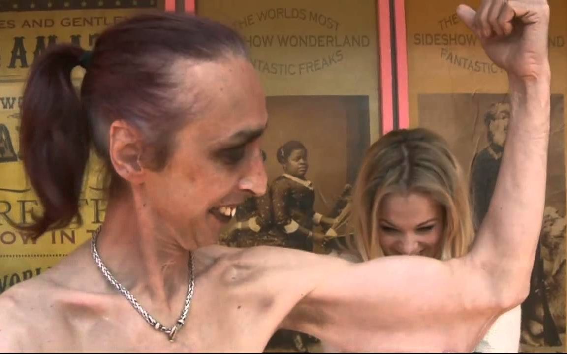 惊! 据说这是世界上皮最松的男人,可以把肚皮都翻到脸上~你可以做到...