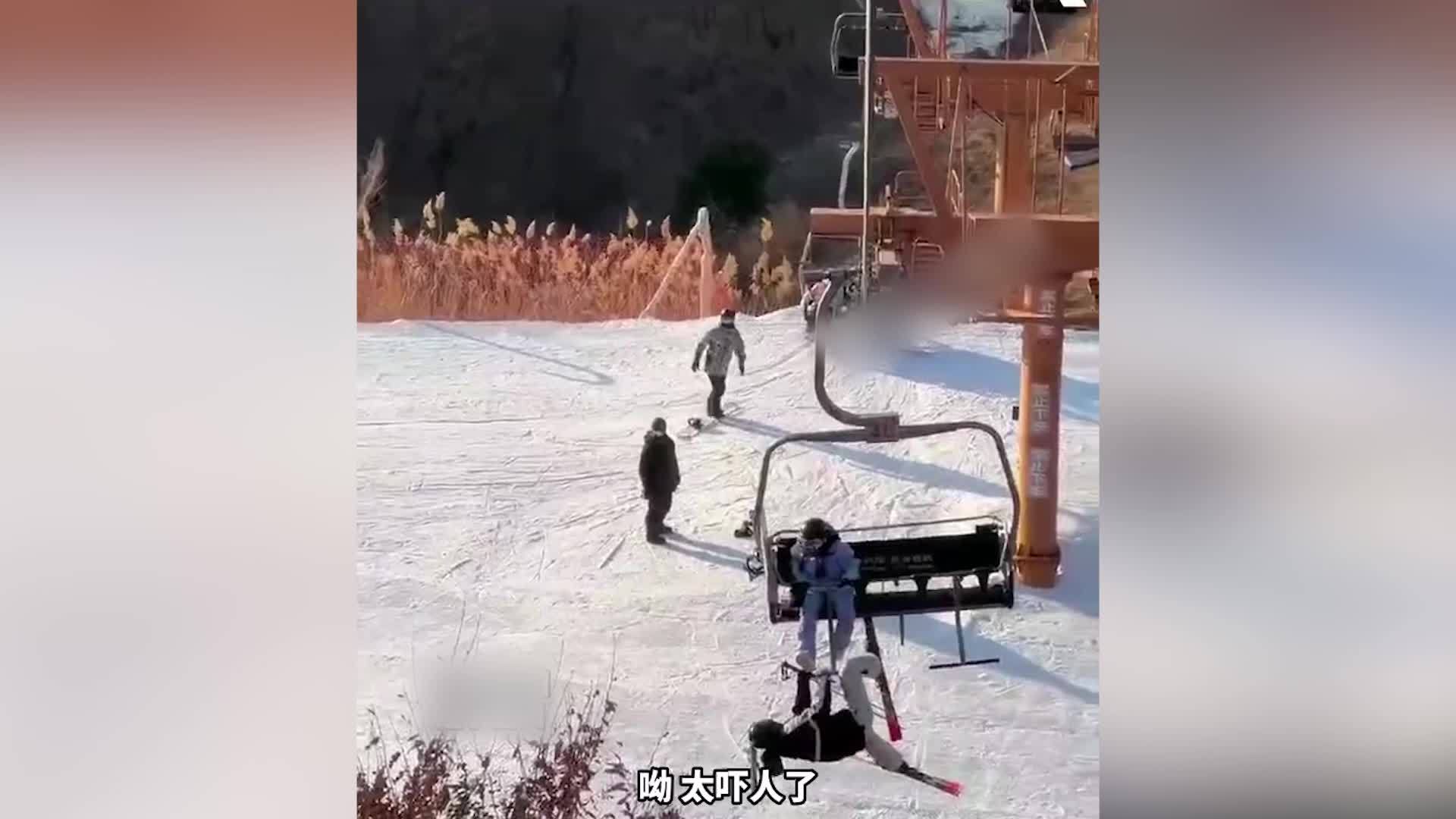 吓人!游客滑雪场坐缆车悬挂半空,同伴也不敢动等救援
