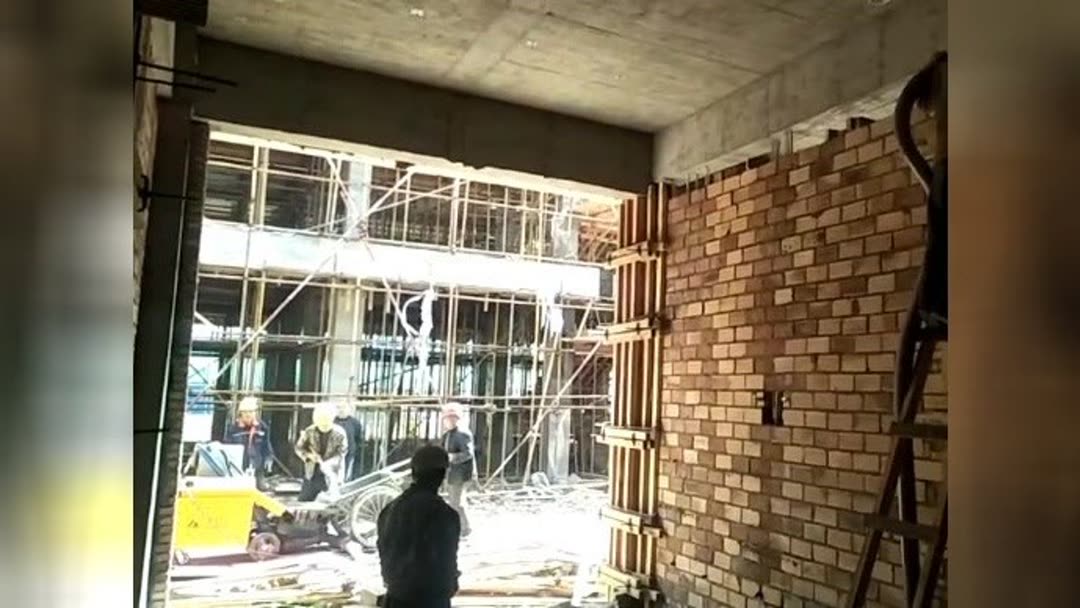 安徽小型混凝土输送泵合作阜阳临沂商城二期项目现场施工视频