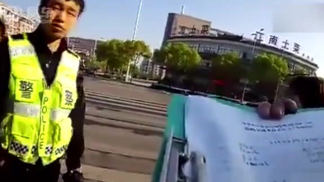 电动车闯红灯被撞,电动车主要求交警判汽车责任