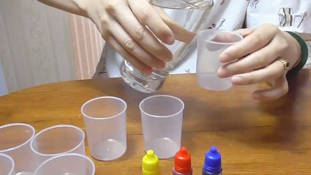 制作趣味调色小实验,三种颜料调配出不同色彩,科学创意视频