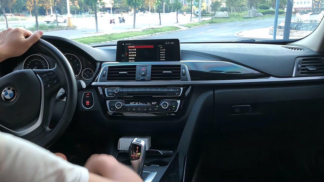 开了2年自动挡,车上的M挡都不会用?教你正确操作