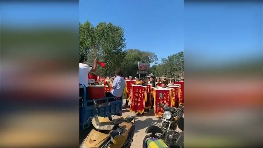 兴城一书记为村民办实事 人民群众为其送上100多面锦旗