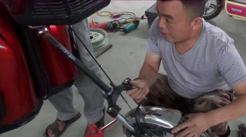 老人骑车不小心,电动三轮车前叉被撞弯,师傅给它修一下!