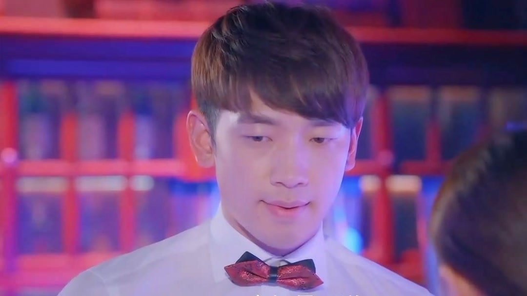 韩国男神当服务员,夜店出了岔子,老板指明要他跳舞