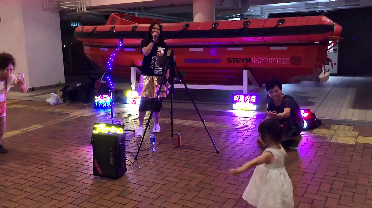 街头歌手唱了一首《哆啦A梦》,没想到引来小女孩跳舞,太可爱了