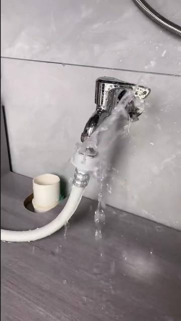 这有一个自动止水针,洗衣机管插上才能出水,如果管子意外脱落,立即...