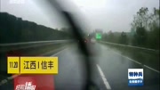 江西信丰:司机高速开车唱歌 追尾前车傻眼了