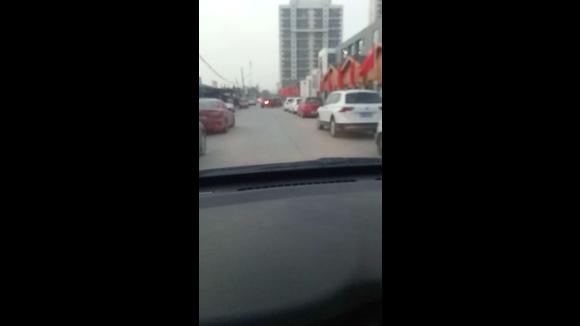 学校门口成免费停车场了