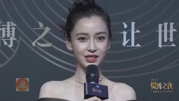 2019微博之夜红毯:angelababy黑色纱裙亮相红毯,期待悬疑剧上映