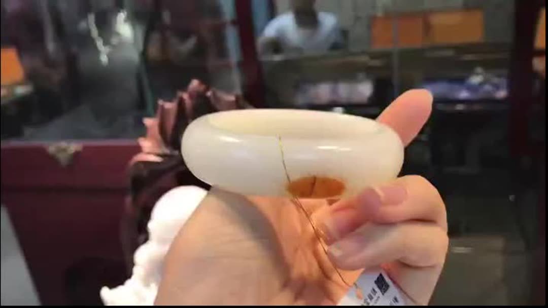 直播:800万极品翡翠原石现场切割,惊喜连连