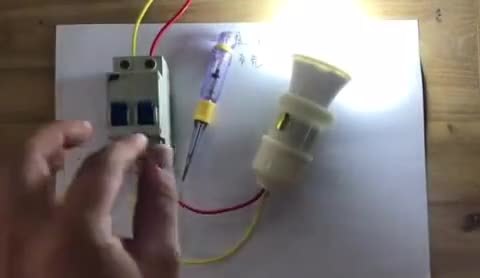 电工知识:LED灯不亮了,用电笔测两个点就能查出原因,实物演示