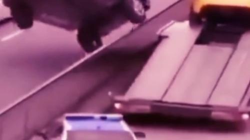 国外警车追逐汽车,没想到因为一个操作,直接把警方看傻了#每日一笑欢乐有