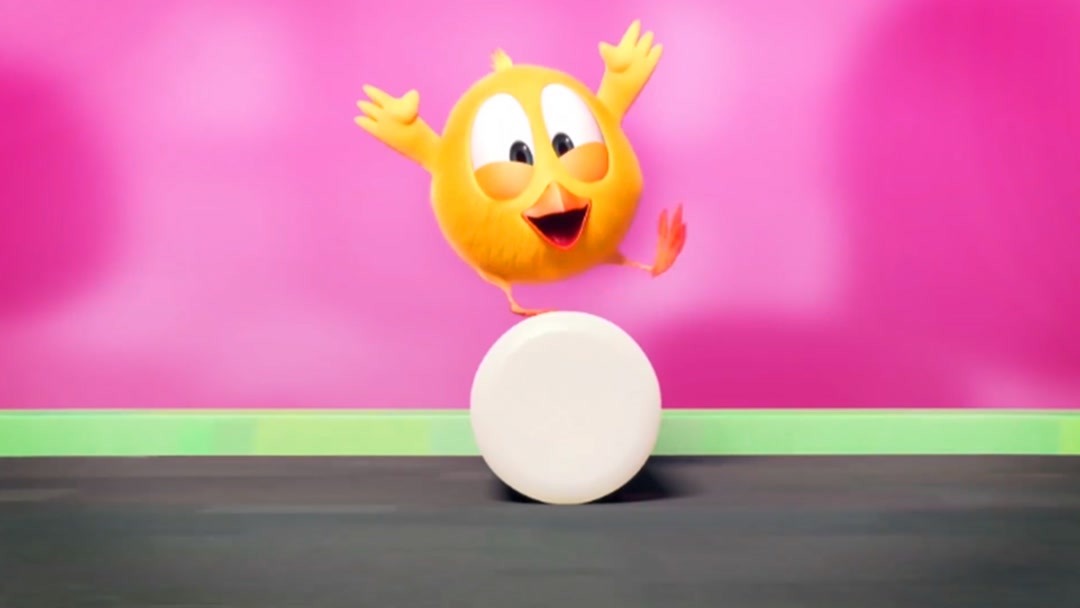 小鸡jaki动画:调皮的小黄鸡单脚滚圆筒,手脚齐头并进太有趣了!