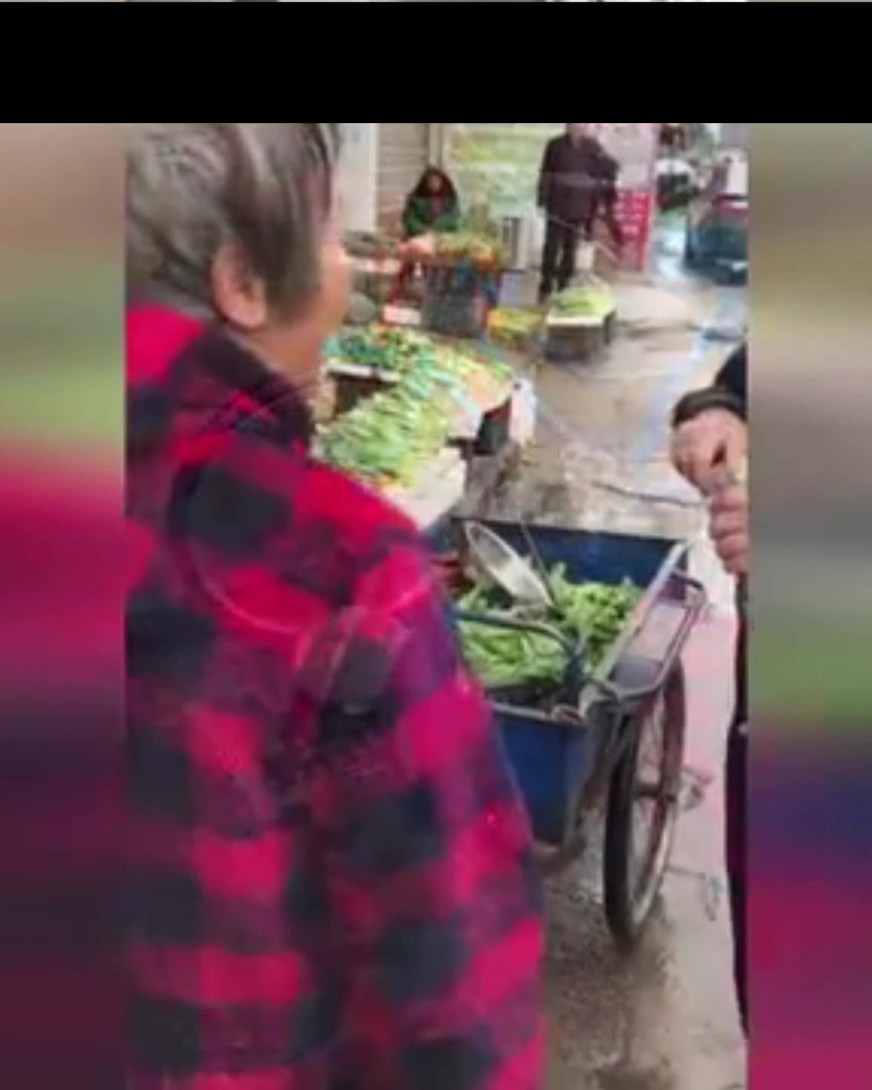 城管执法被老太太“扯倒”,上演重播!