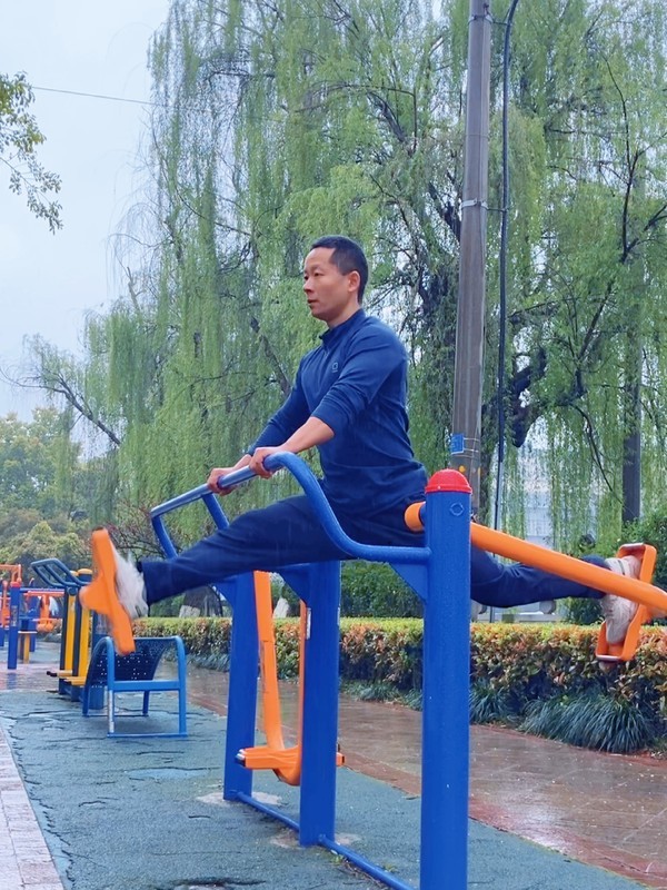 别再抱怨没有单双杠了,用好这个器材就够了