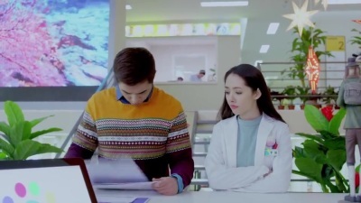 男硕士拿到兽医专科毕业证书,竟高兴得抱起了女神大人,太逗了