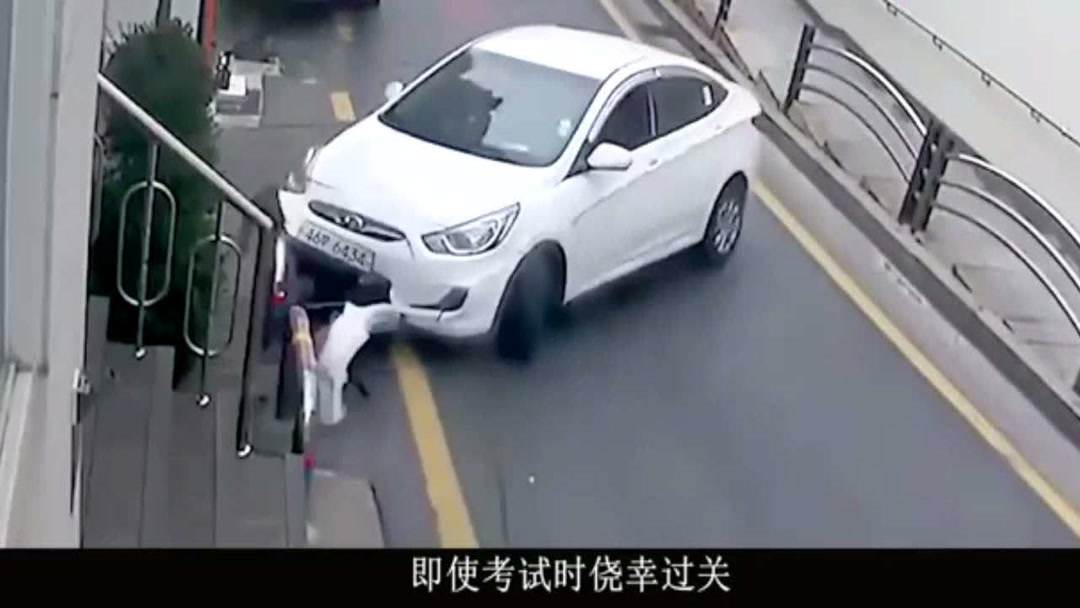 这才是真正的倒车高手,这种情况下都能倒出来?看完你可能不信!