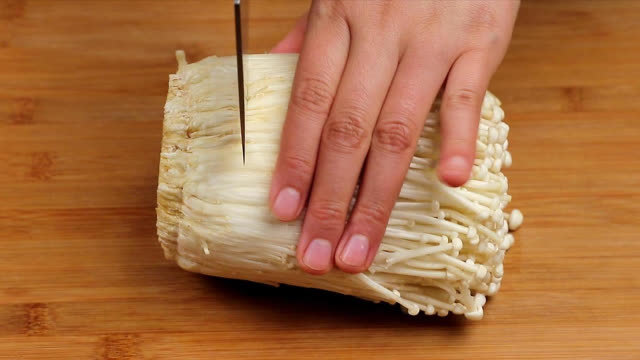 不要小看了金针菇,教你超下饭的做法,喜欢的试试!