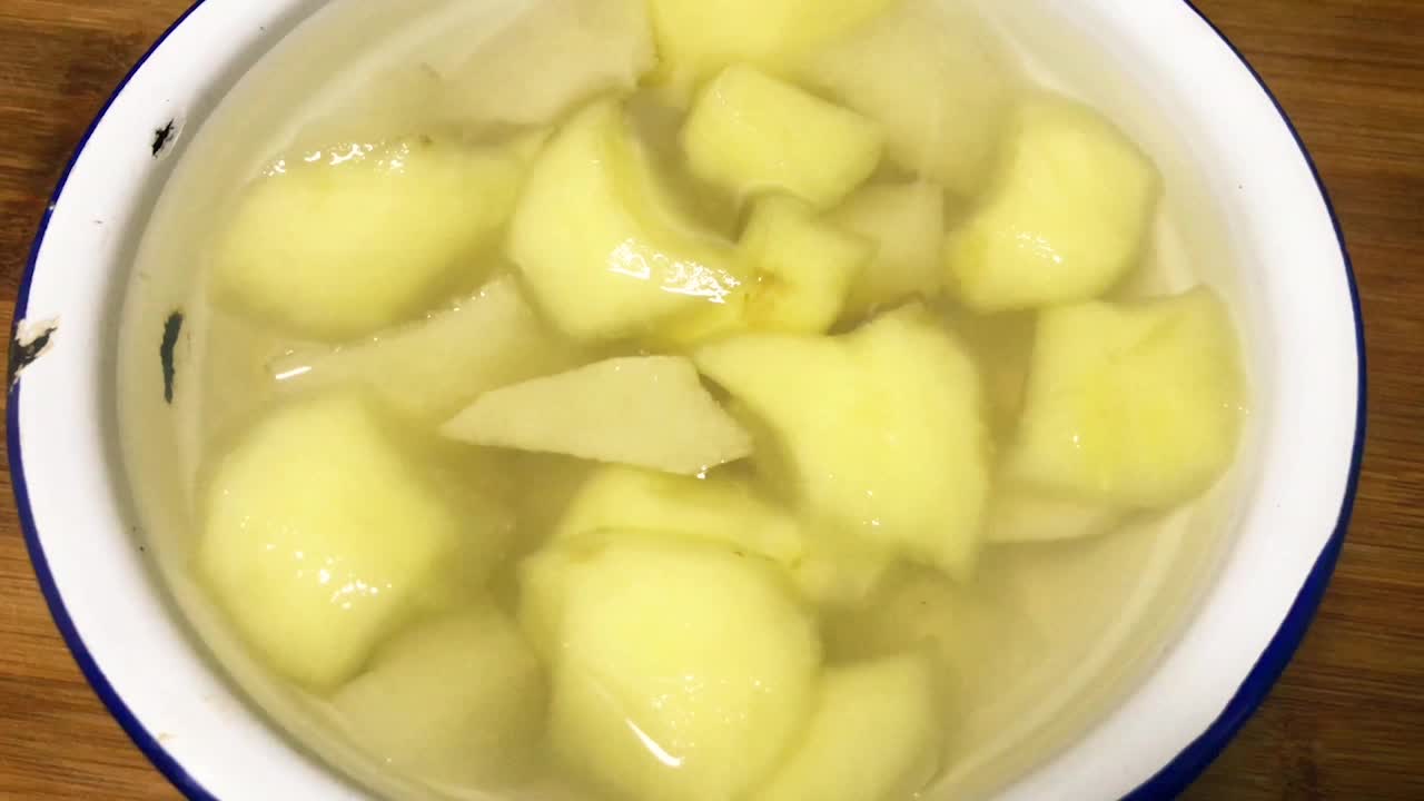 熬制冰糖雪梨水的正确方法,冬天里治咳嗽用得着