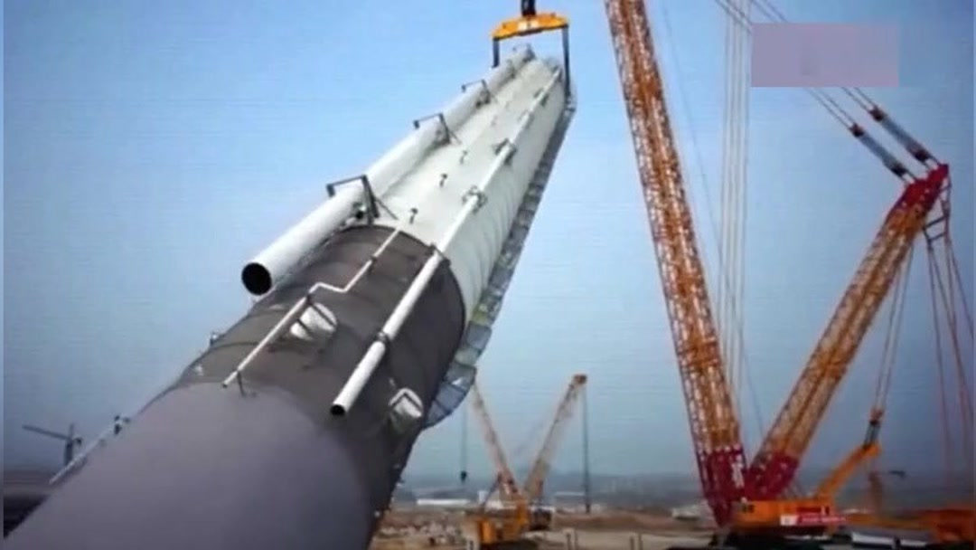 中国制造世界第一起重机,震撼吊装巨大丙烯塔全过程