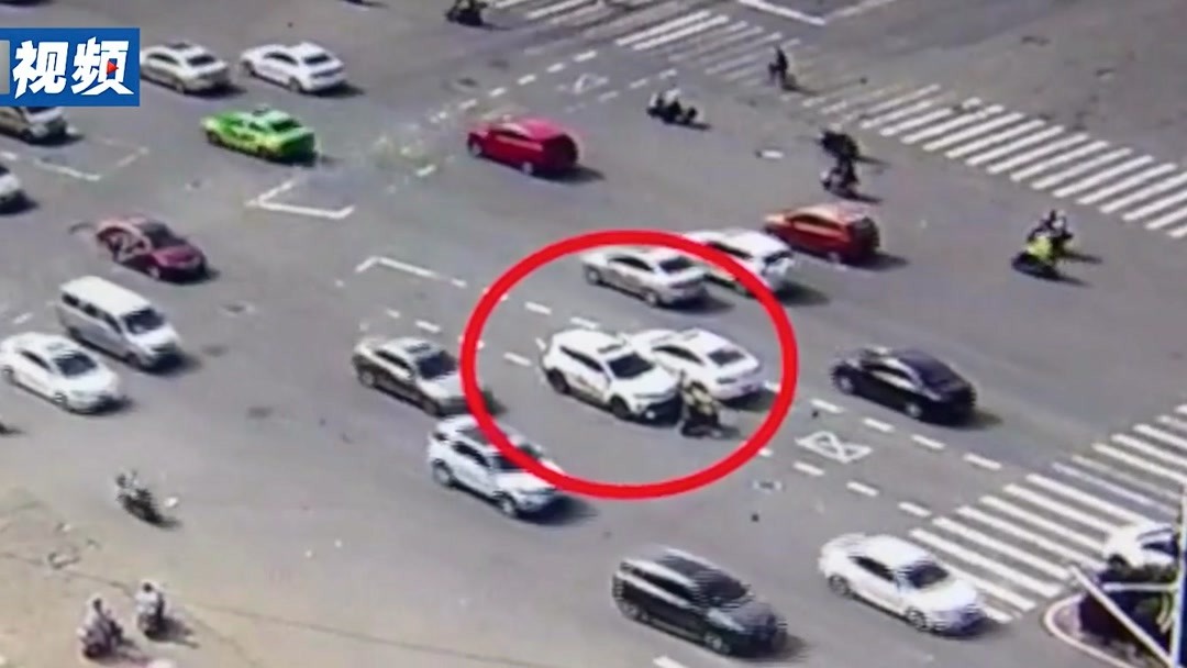 电动车撞上小轿车 骑车人被判全责 监控底下无话可说!
