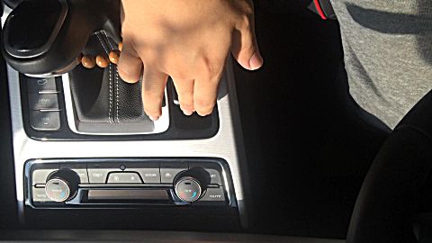 博越自动智尚踩刹车变速箱异响